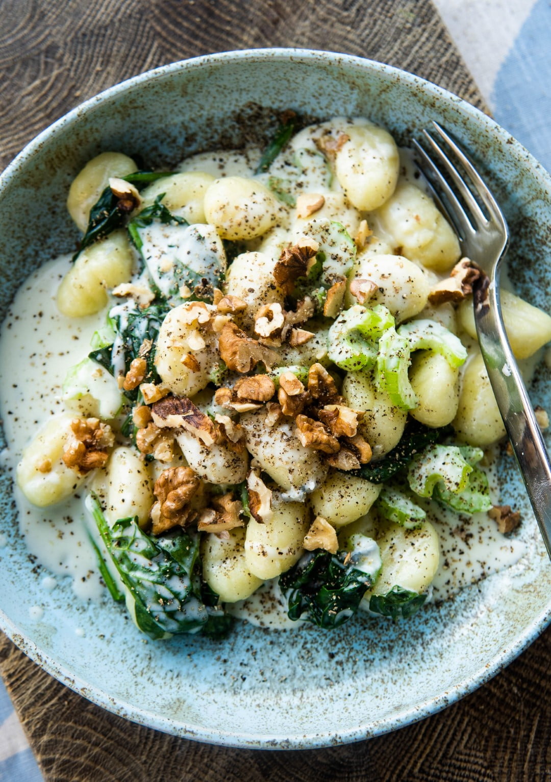 Gnocchi w sosie gorgonzolowym z selerem, szpinakiem i orzechami ...